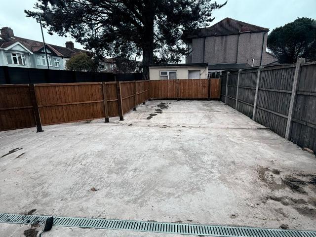 Three bedroom Ground Floor Flat close to Redbridge station