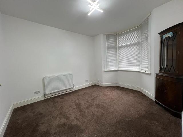Three bedroom house close to barking tube station ideal for working families