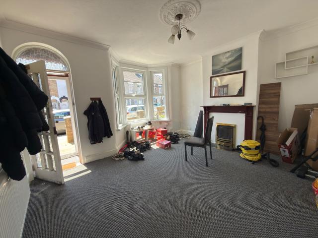 Three bedroom house close to ilford station 2450 pcm