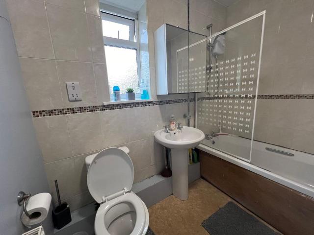 Three bedroom house ideal for families £2400 pcm