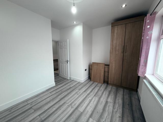 Three bedroom house with two bathrooms Redbridge Station