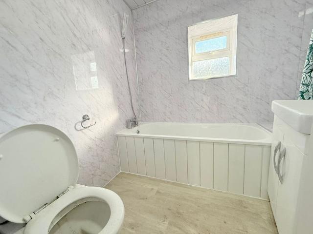 Three bedroom house with two toilet and bathroom Redbridge Station