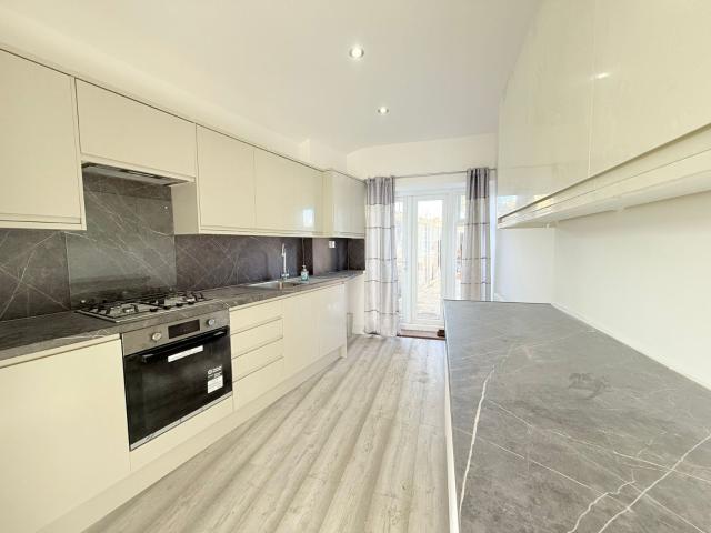 Three bedroom house with two toilet and bathroom Redbridge Station