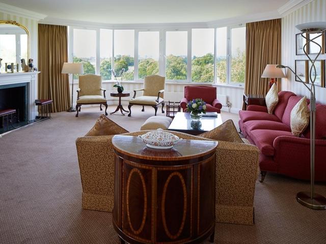 Three Bedroom Serviced Apartment in prestigious Kensington Gardens with Hyde Park Views and Luxury Amenities