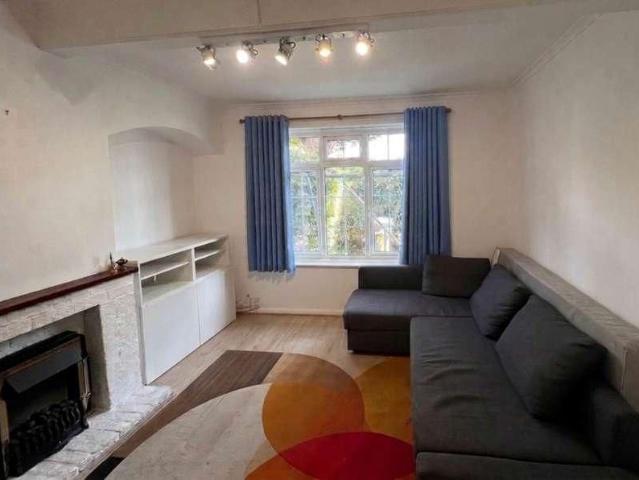 Three Bedroom Terrace House With A Large Private Garden In Kidbrooke, SE3