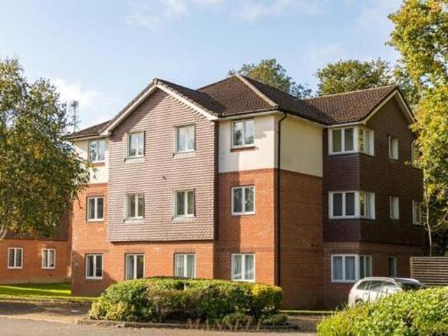 Three Bridges Road, Elmcroft Court, 2 Bedroom Flat