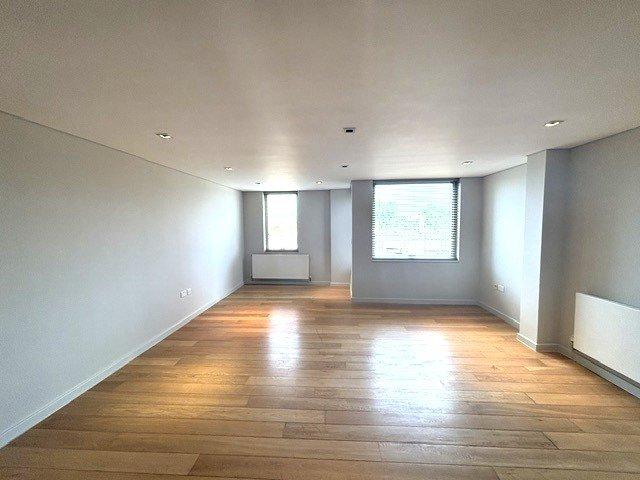 Three double bedroom & two bathroom modern flat in a private development close to shopping & transport facilities