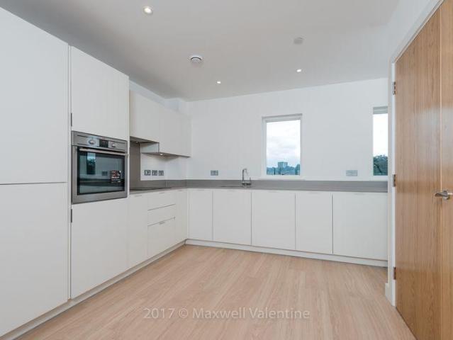 Three double bedrooms East Croydon 3 bed apartment to rent £2,475 pcm £571 pw