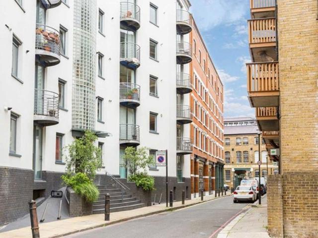 Three Oak Lane, London SE1 2 bed flat to rent £2,750 pcm £635 pw