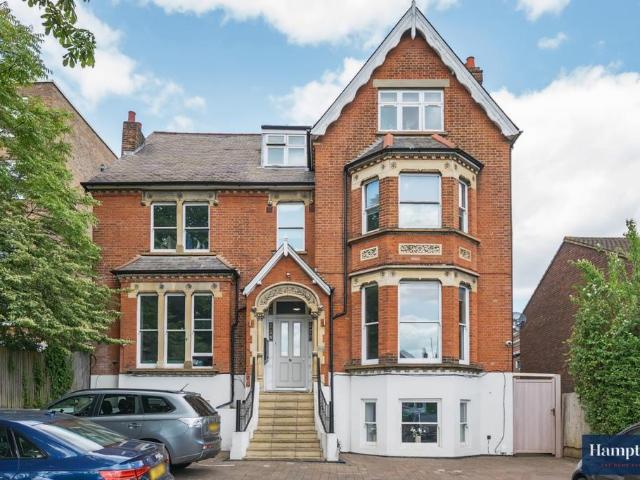 Thurlow Park Road London SE21 3 bed flat to rent £3,300 pcm £762 pw