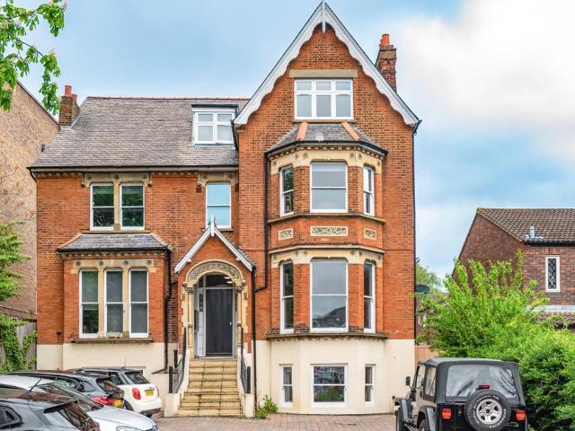 Thurlow Park Road, London, SE21 3 bed flat to rent £3,300 pcm £762 pw