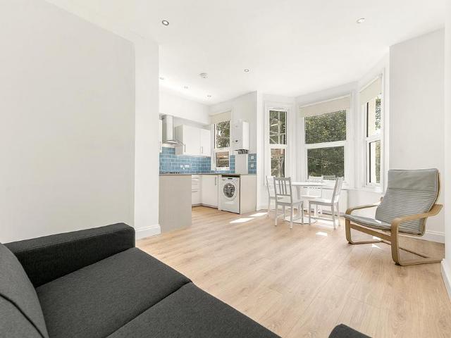 Thurlow Park Road, SE21 2 bed flat to rent £1,998 pcm £461 pw