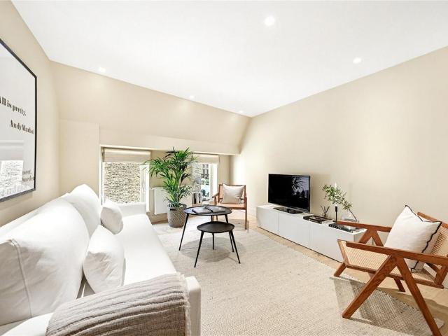 Thurloe Place Mews, London, SW7 2 bed mews to rent £5,633 pcm £1,300 pw