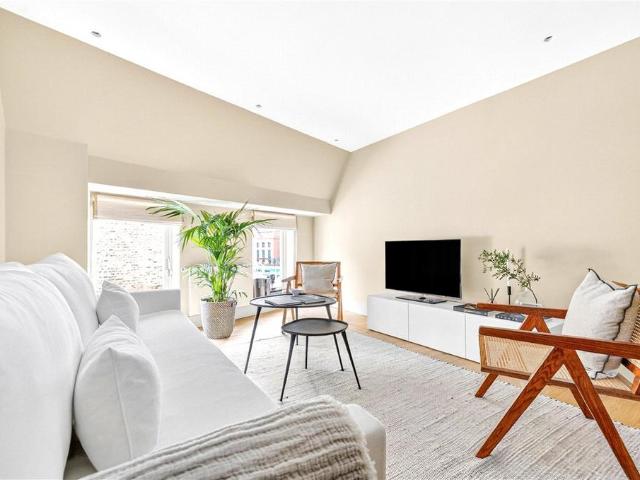 Thurloe Place Mews, South Kensington. 2 bed apartment to rent £5,633 pcm £1,300 pw
