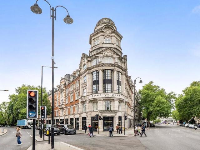 Thurloe Place, Knightsbridge, London. 3 bed flat to rent £6,175 pcm £1,425 pw