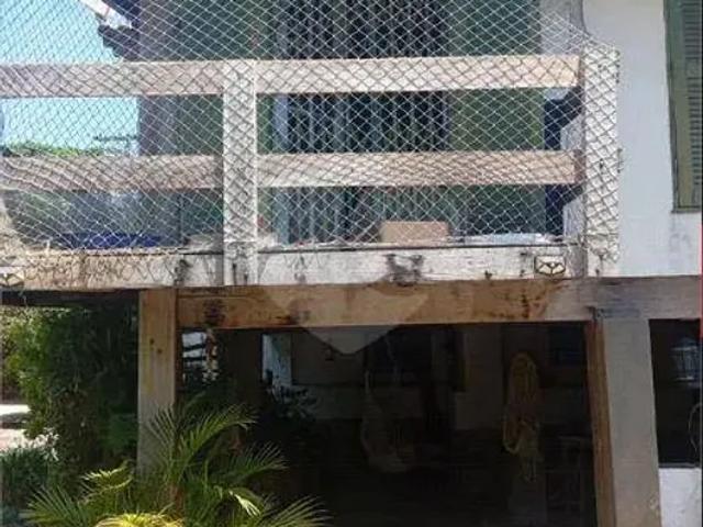 Ótima casa em Piratininga Niteroi, entre o mar e a lagoa. Amplos comodos, 3 quartos e 2 suites