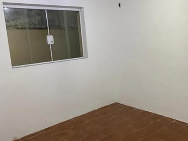 Ótima casa terrea com 3 quartos, salas de jantar, estar e cinema. Para dois carros fechada