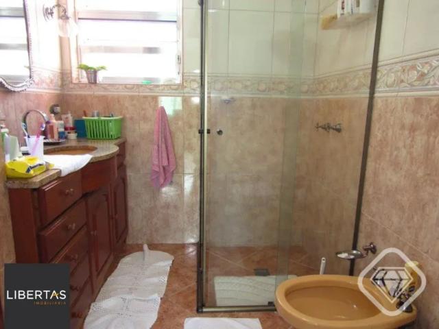 Ótima residência com 4 dormitórios, lareira e piscina no coração do bairro Trist