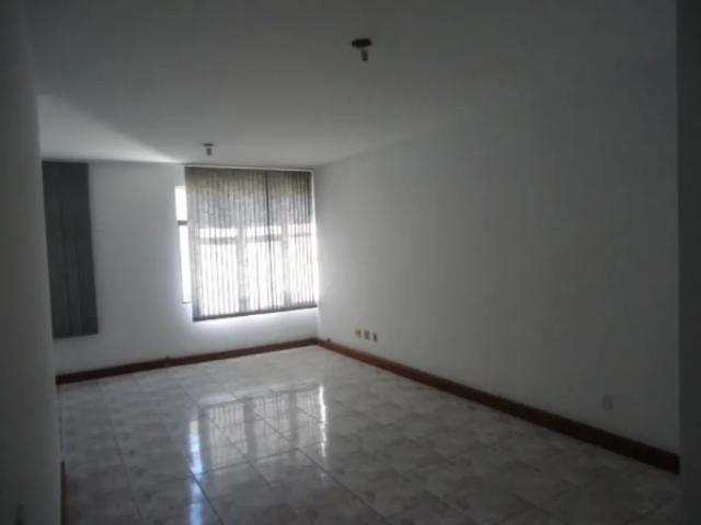Ótima sala comercial! Aprox. 45m², c/ piso cerâmico, banheiro. Sala impecável, bem arejada e ilumi