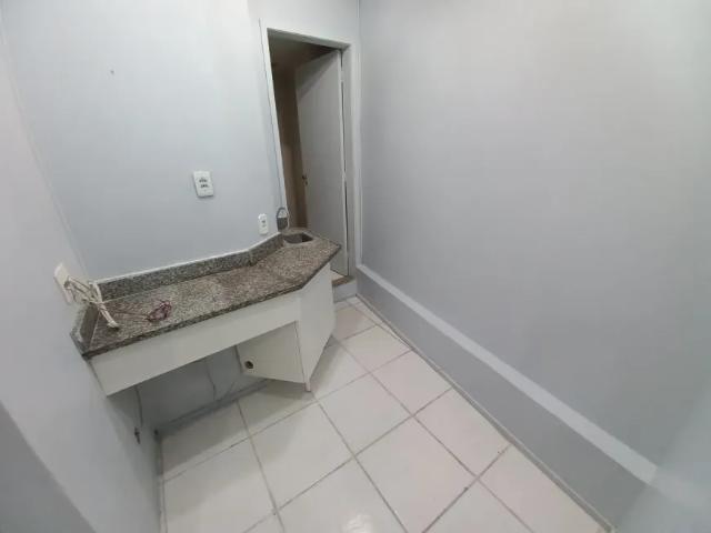 Ótima sala comercial em sobreloja com possibilidade de colocar letreiro na fachada