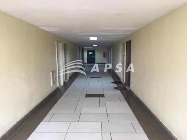 Ótima sala comercial localizada no centro do rio, arejada, 21m2, próxima à comércios e restaurantes