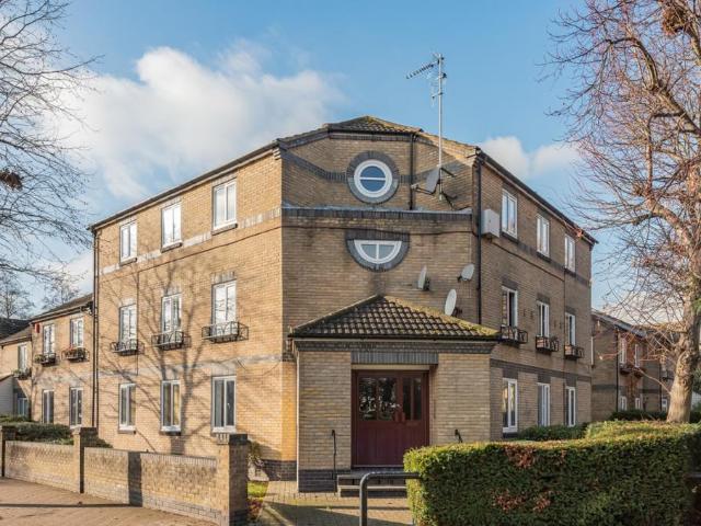 Timber Pond Road, London, SE16 1 bed flat to rent £1,850 pcm £427 pw