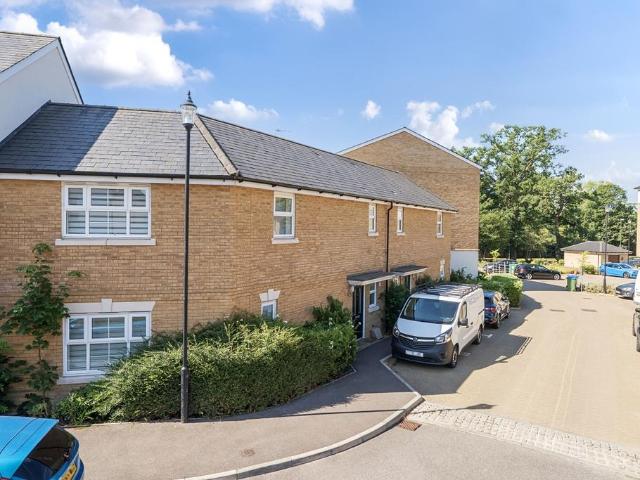 Timms Close Horsham RH12 3 bed terraced house to rent £2,350 pcm £542 pw