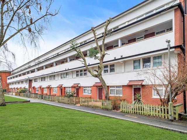 Timsbury Walk, Roehampton, London, SW15 3 bed flat to rent £2,400 pcm £554 pw