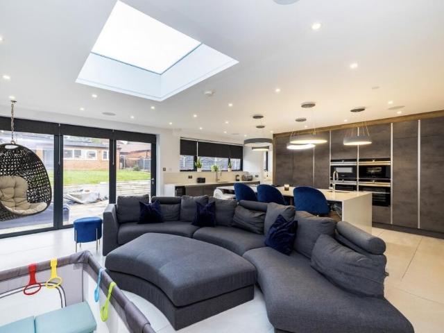 Tintagel Drive, Stanmore HA7 4 bed house to rent £4,250 pcm £981 pw