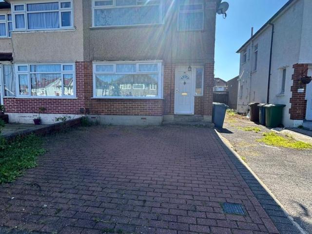 Tintern Way, Harrow HA2 3 bed flat to rent £2,250 pcm £519 pw