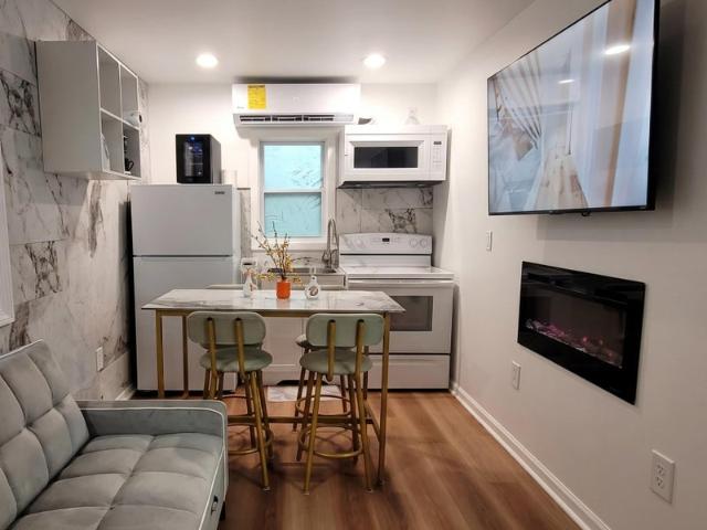 Tiny House Cozy and Sleek, close to everything GR