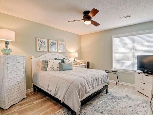 Tiny Room Available !