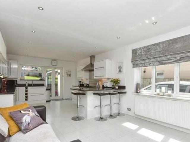 Tinsley Lane, Three Bridges, 4 Bedroom Chalet
