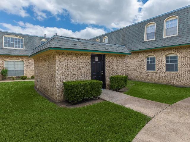 Ticknor Terrace 2 Bedroom Apartment for Rent at 844 E Walnut St, Grapevine, TX 76051