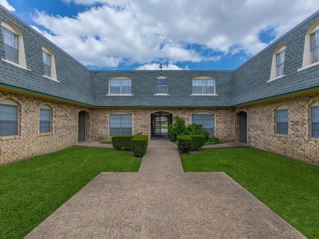 Ticknor Terrace 2 Bedroom Apartment for Rent at 844 E Walnut St, Grapevine, TX 76051