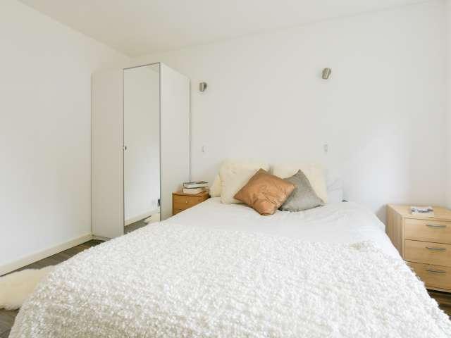 Tidy room in 4 bedroom flatshare in Islington, London