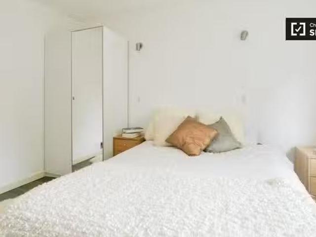 Tidy room in 4 bedroom flatshare in Islington, London