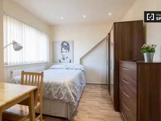 Tidy studio apartment to rent in Cricklewood, London