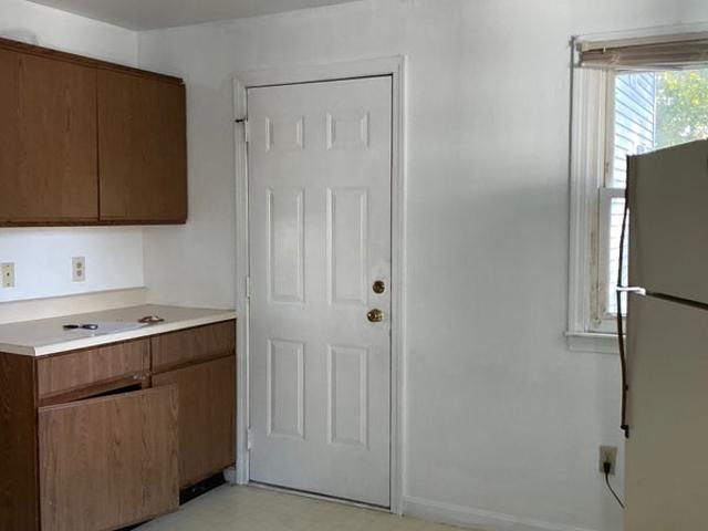 Tidy 3 rd floor 1 BR unit Leominster