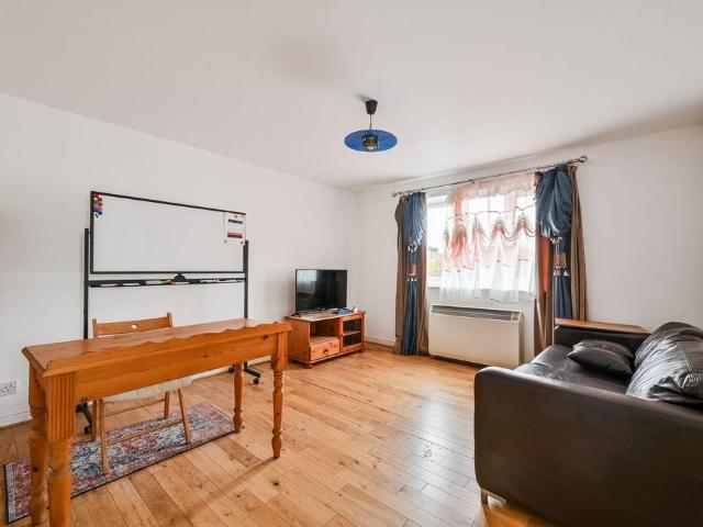 TIDESIDE COURT, HARLINGER STREET. 2 bed flat to rent £1,440 pcm £332 pw