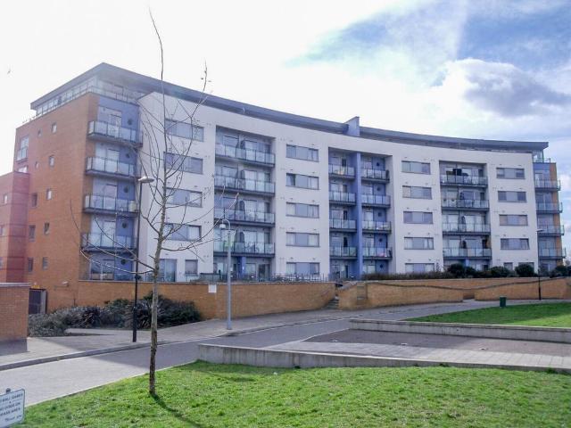 Tideslea Path, Thamesmead, London, SE28 2 bed flat to rent £1,700 pcm £392 pw