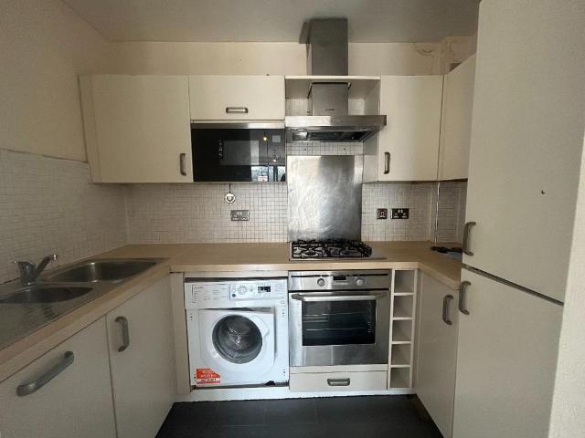 Tideslea Path 2 bed flat to rent £1,750 pcm £404 pw