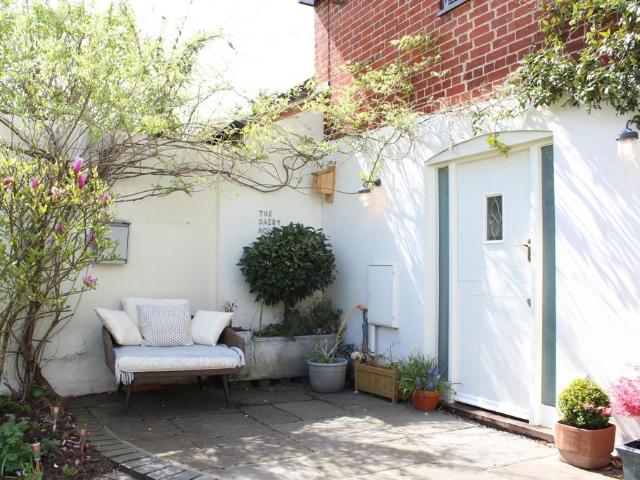 Tidmarsh Lane Tidmarsh RG8 4 bed barn to rent £2,400 pcm £554 pw