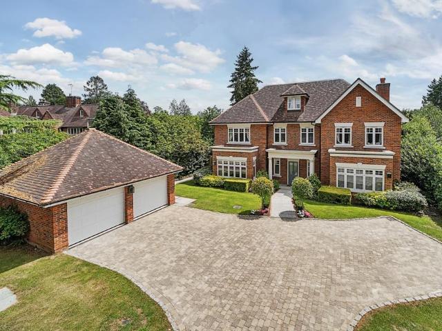 Tilford Road Farnham GU9 6 bed detached house to rent £8,950 pcm £2,065 pw