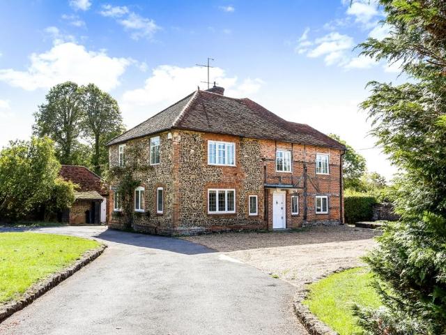 Tilford Road, Tilford 5 bed detached house to rent £5,995 pcm £1,383 pw