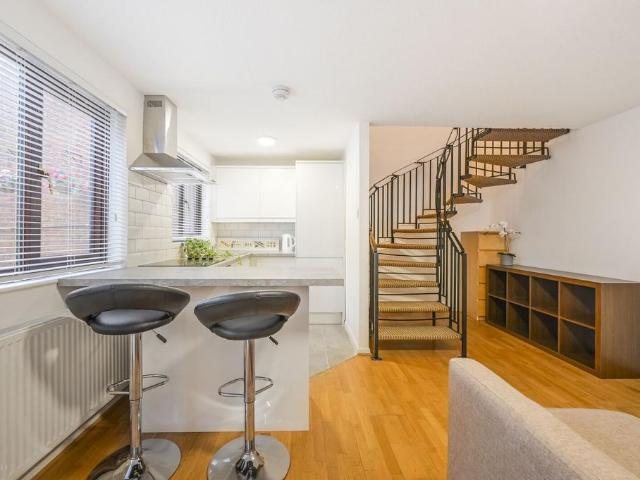 Tiller Road, Isle Of Dogs, London, E14 1 bed terraced house to rent £1,850 pcm £427 pw