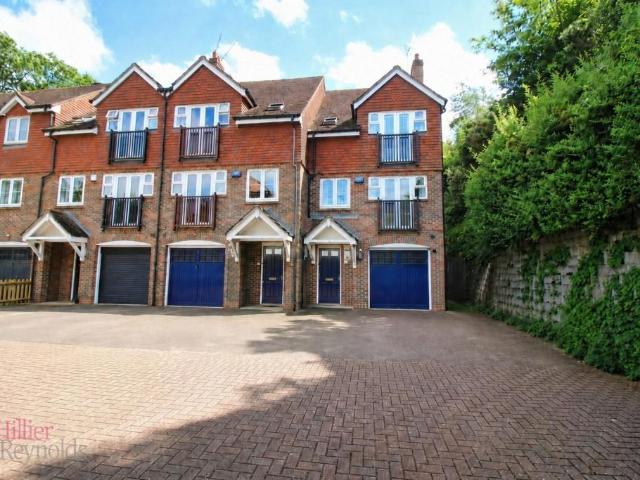 Tillmans, Borough Green TN15 4 bed end of terrace house to rent £2,350 pcm £542 pw