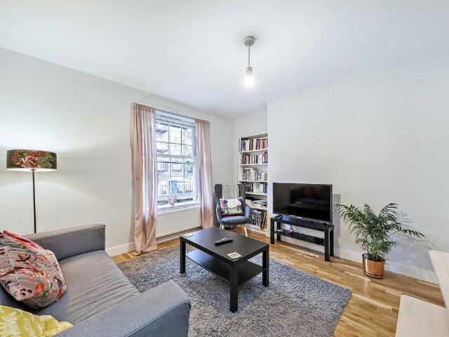 Tilson Gardens, London SW2 3 bed flat to rent £2,600 pcm £600 pw