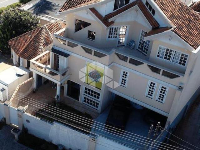 Tiplex com 4 Quartos e 6 Banheiros em Santa Felicidade