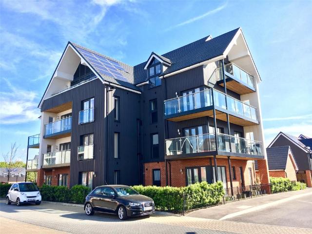 Tippett Lane, Oxted, Surrey, RH8 2 bed flat to rent £1,600 pcm £369 pw